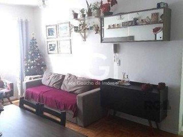Ótimo apartamento no bairro Petrópolis, fundos, com 76m² privativos, de 2 dormitórios. Possui sala a