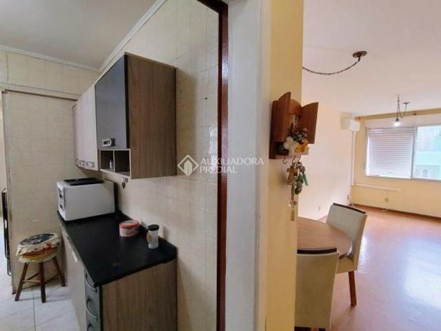 Ótimo apartamento no Centro Histórico de Porto Alegre, com 02 Dormitórios, 01 Suíte, Living para 02