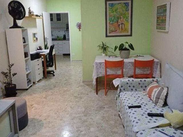 Ótimo apartamento reformado com prédio de frente a praia da Aparecida, com 02 dormitórios 01 suíte