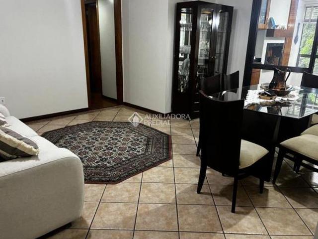 Otimo apto de 3 dormitórios e duas vagas em Petrópolis
