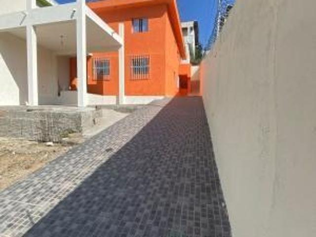 Ótimo Imóvel com 2 Casas e 300 mts de Terreno