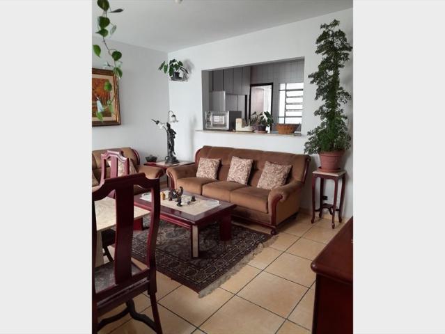 Otimo quarto em apto de familia. Ensolarado. Ótima localização