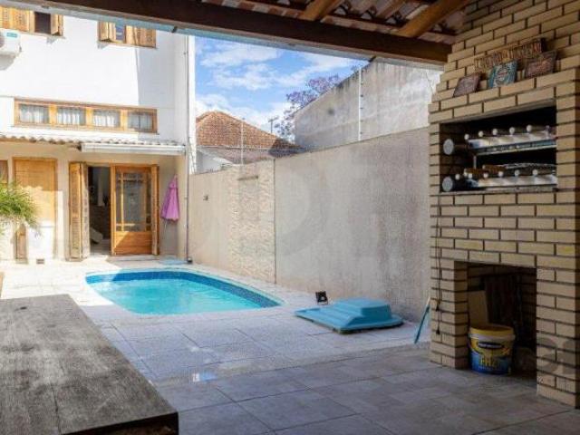 Ótimo sobrado no Partenon, com 110m² privativos, de 3 dormitórios, 4 vagas e pátio com piscina. Poss