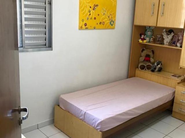 Ótimo sobrado com: 2 dormitórios, sala, cozinha americana, 2 banheiros e quintal, 2 edículas sendo u