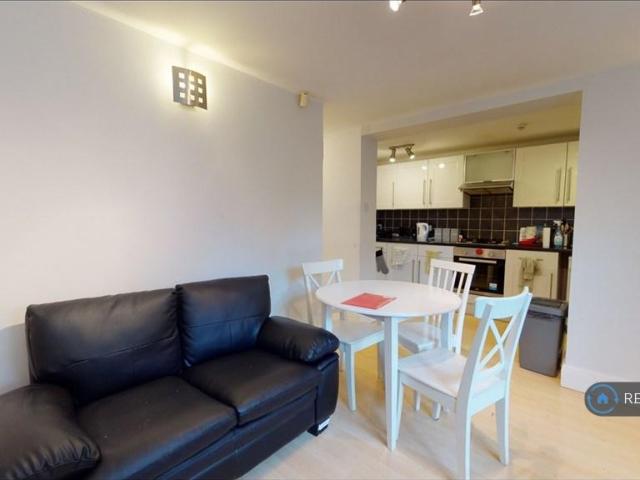 Otley Road, Leeds, LS16 3 bed flat to rent £1,370 pcm £316 pw