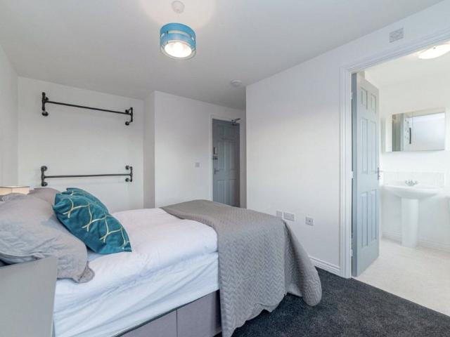 Otter Close, Aldershot, Hampshire GU12, 6 bed shared accommodation to rent, £2,600 pcm | PrimeLocation