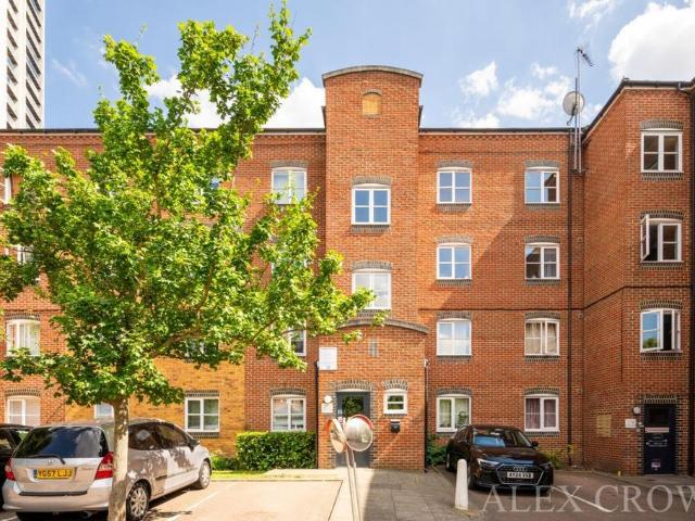 Otter Close, Blaker Road, Stratford 2 bed apartment to rent £2,000 pcm £462 pw