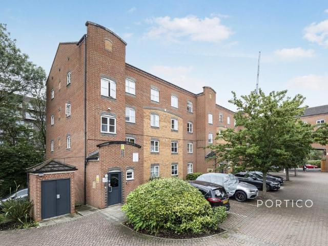 Otter Close, Stratford, London, E15 2 bed flat to rent £1,950 pcm £450 pw