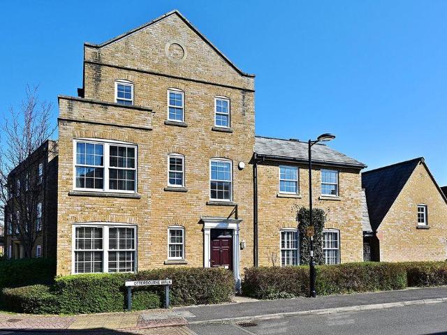 Otterbourne Walk, Hook RG27 5 bed detached house to rent £3,000 pcm £692 pw
