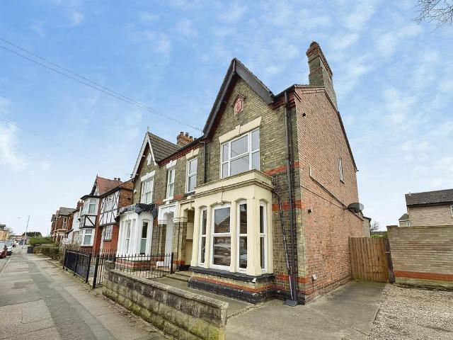Oundle Road, Peterborough PE2 4 bed semi detached house to rent £1,550 pcm £358 pw