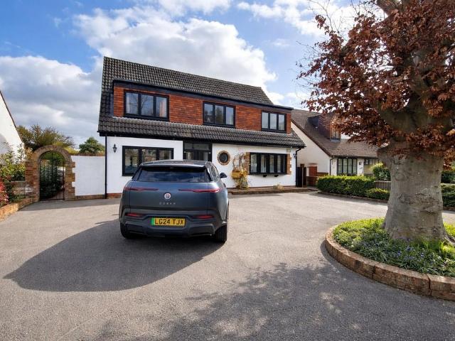 Ouseley Road, Wraysbury. 4 bed detached house to rent £3,300 pcm £762 pw