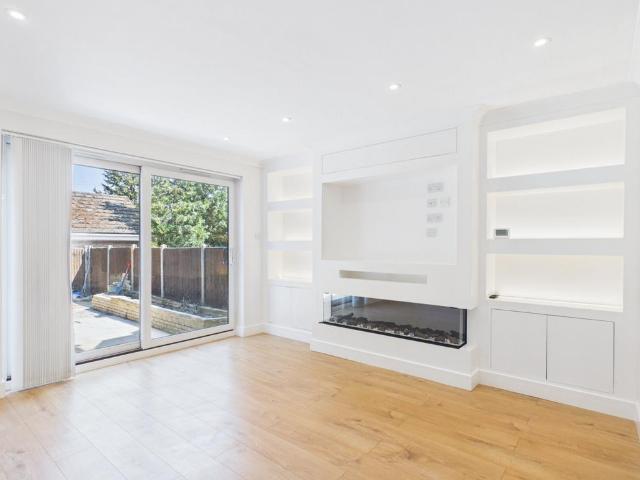 Ouseley Road, Wraysbury. 4 bed semi detached house to rent £2,995 pcm £691 pw