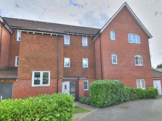 Outfield Crescent, Wokingham, 2 Bedroom Flat