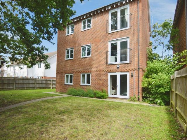 Outfield Crescent, Wokingham RG40, 2 bed flat to rent, £1,350 pcm | PrimeLocation
