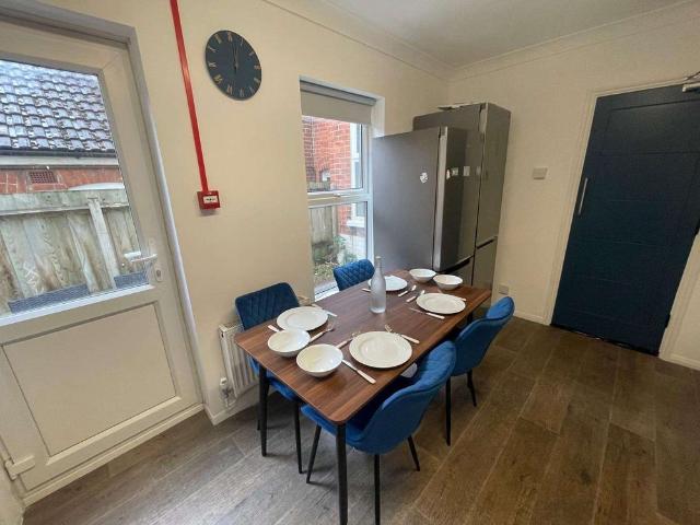 Outstanding house share! Woodbridge Road Bedroom 6