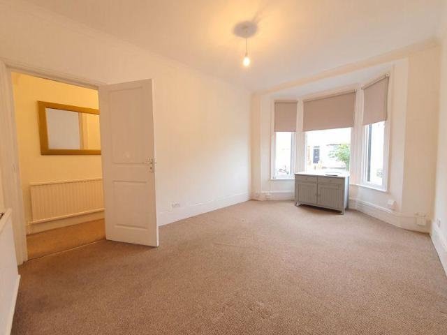 Oval Road, East Croydon 2 bed flat to rent £1,595 pcm £368 pw