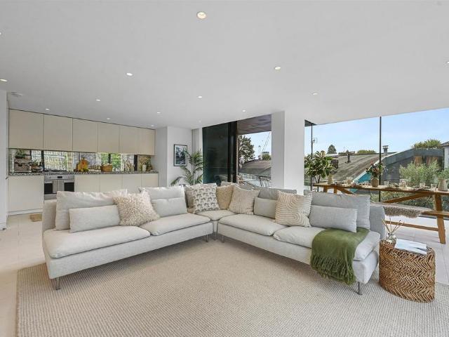 Oval Road, London NW1 3 bed flat to rent £6,392 pcm £1,475 pw