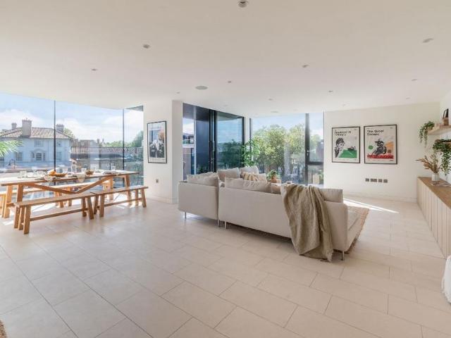 Oval Road, London NW1 3 bed flat to rent £6,392 pcm £1,475 pw