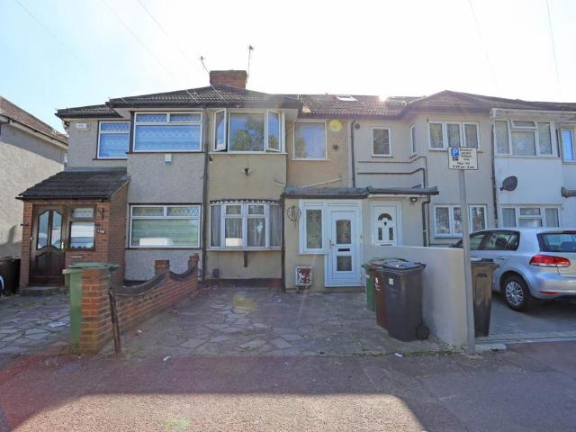 Oval Road North, Dagenham, RM10 3 bed terraced house to rent £1,900 pcm £438 pw