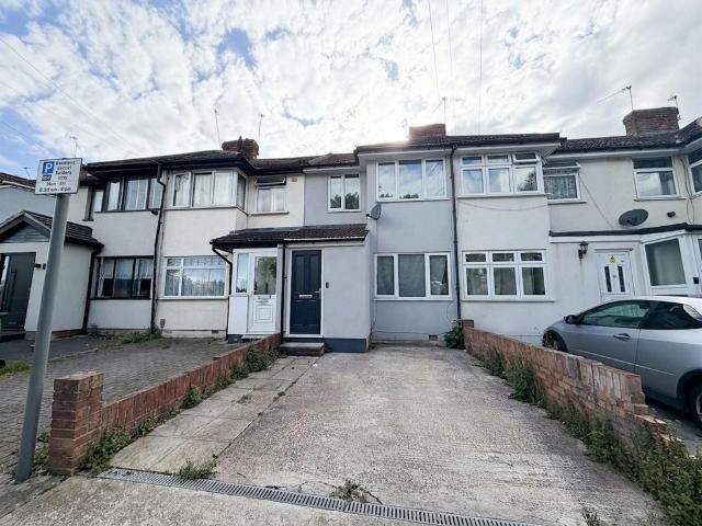 Oval Road North, Dagenham, RM10 3 bed terraced house to rent £2,150 pcm £496 pw