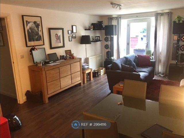Ovaltine Court, Kings Langley WD4, 2 bed flat to rent, £1,550 pcm | PrimeLocation