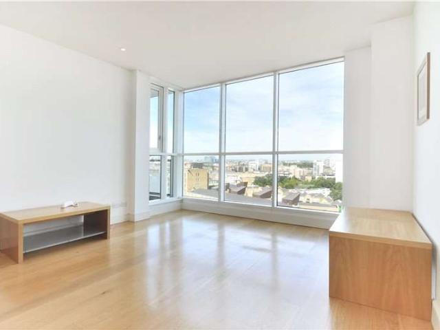 Overlooking the River Thames, is this 2 bed 2 bath property, located in the ever popular Canary Riverside development