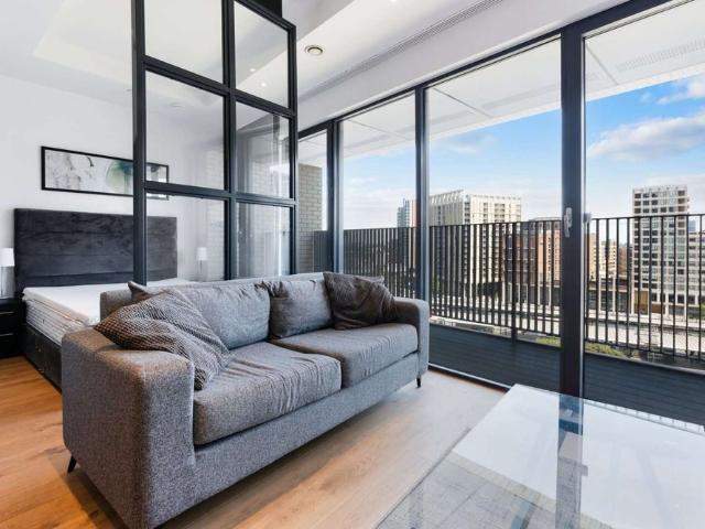 Overlooking the tranquil river, this studio apartment is located in Corson House, part of the exciting new London City Island development