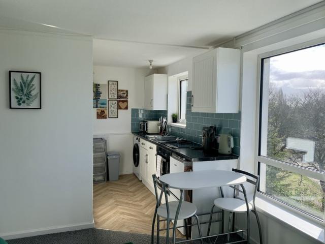 Overlooking Princes Park, Parking, Furnished.