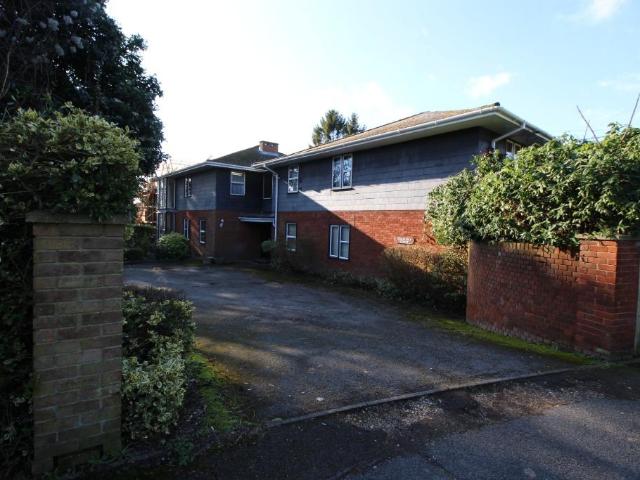Overleigh Court, High Wycombe, HP13 3 bed flat to rent £1,650 pcm £381 pw