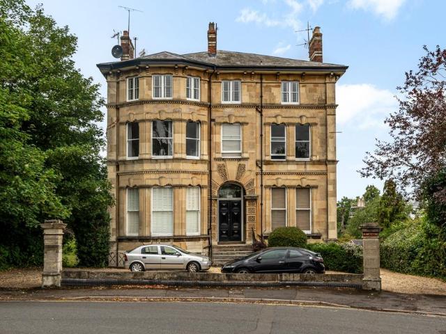 Overton Park Road Cheltenham GL50 2 bed flat to rent £1,750 pcm £404 pw