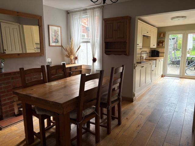 OX4 Chaming Four Bedroom House, End of Terrace