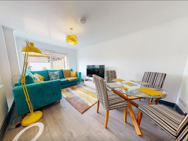 OX Living is proud to present this high quality 5 bedroom co living property, perfect for working professionals looking for stylish, stress free living. Room 2