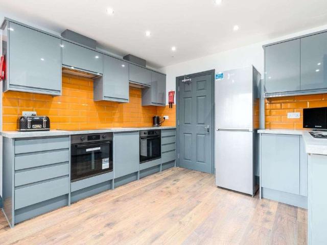 OX Living is proud to present this high quality 6 bedroom co living property, perfect for working professionals looking for stylish, stress free living. Room 2