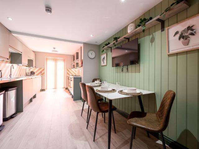 OX Living is proud to present this high quality 6 bedroom co living property, perfect for working professionals looking for stylish, stress free living. Room 3