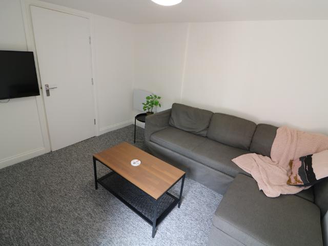 OX Living is proud to present this high quality 6 bedroom co living property, perfect for working professionals looking for stylish, stress free living. Room 3