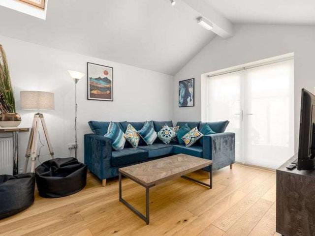 OX Living is proud to present this high quality 7 bedroom co living property, perfect for working professionals looking for stylish, stress free living. Room 3