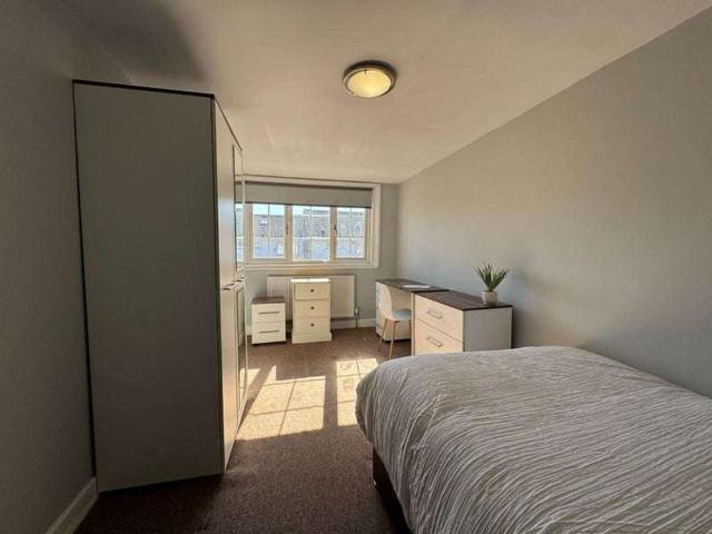 OX Living is proud to present this high quality 7 bedroom co living property, perfect for working professionals looking for stylish, stress free living. Room 6