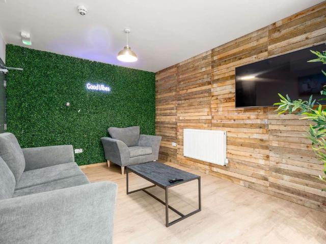OX Living is proud to present this high quality 7 bedroom co living property, perfect for working professionals looking for stylish, stress free living. Room 7