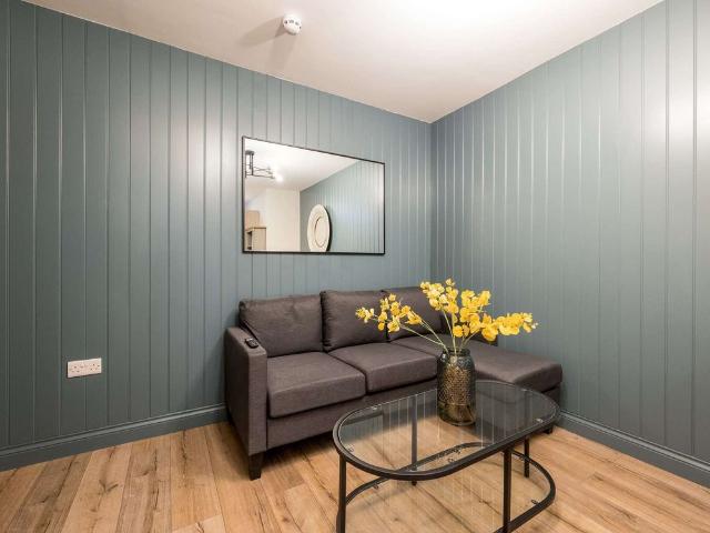 OX Living is proud to present this high quality 8 bedroom co living property, perfect for working professionals looking for stylish, stress free living. Room 6