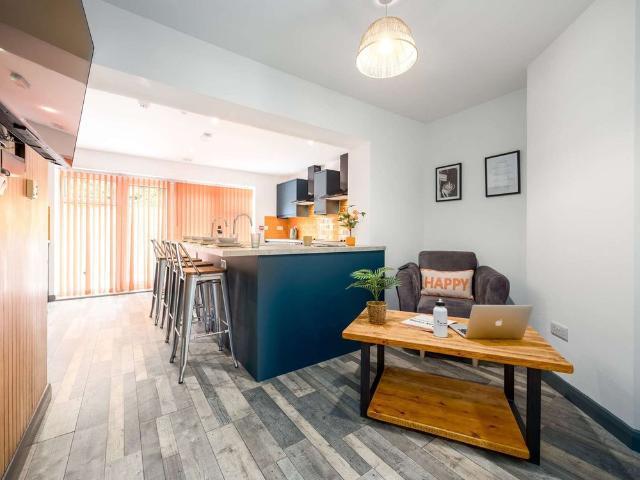 OX Living is proud to present this high quality 8 bedroom co living property, perfect for working professionals looking for stylish, stress free living. Room 8