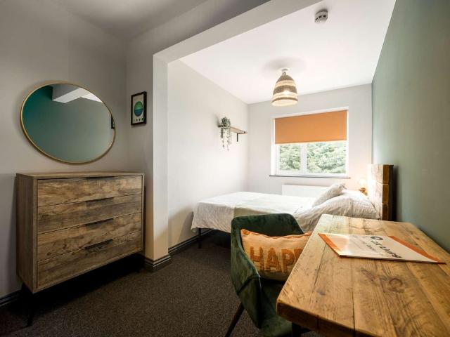OX Living is proud to present this high quality 8 bedroom co living property, perfect for working professionals looking for stylish, stress free living. Room 8