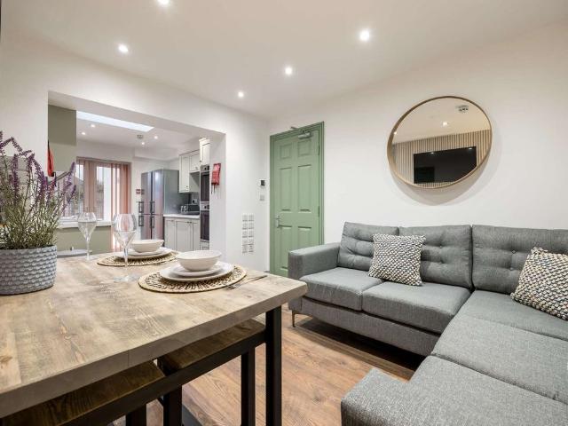 OX Living is proud to present this high quality 9 bedroom co living property, perfect for working professionals looking for stylish, stress free living. Room 1