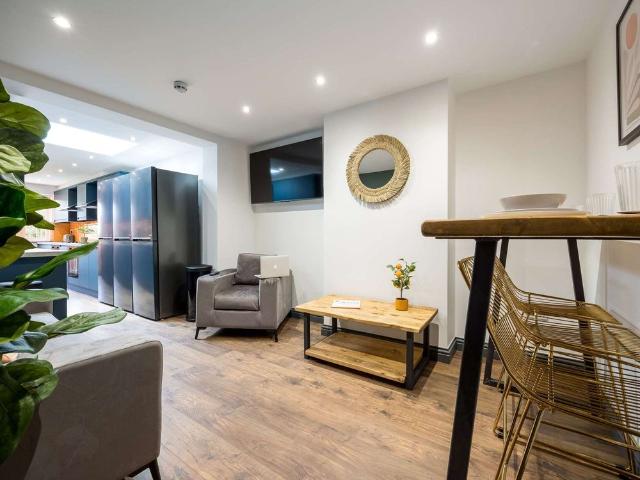 OX Living is proud to present this high quality 9 bedroom co living property, perfect for working professionals looking for stylish, stress free living. Room 7