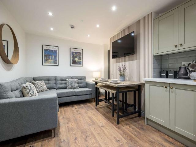 OX Living is proud to present this high quality 9 bedroom co living property, perfect for working professionals looking for stylish, stress free living. Room 9