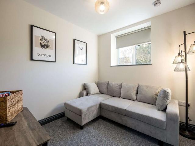 OX Living is proud to present this high quality 9 bedroom co living property, perfect for working professionals looking for stylish, stress free living. Room 9