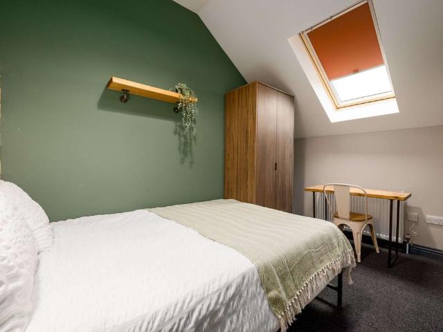 OX Living is proud to present this high quality 12 bedroom co living property, perfect for working professionals looking for stylish, stress free living. Room 10