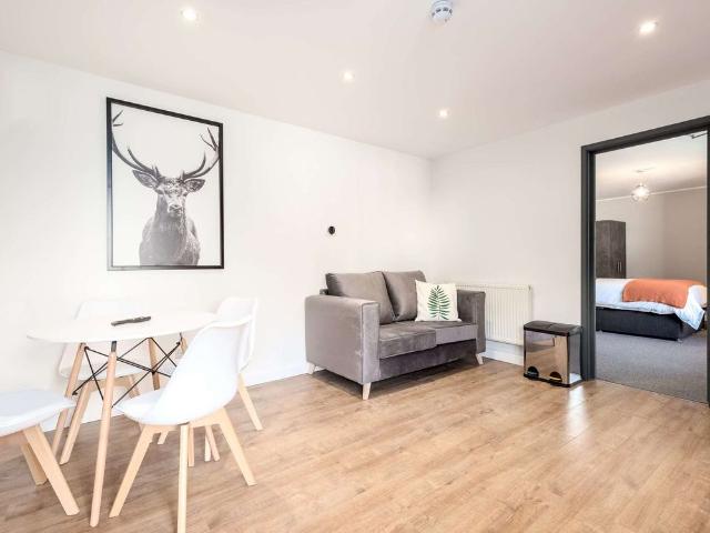OX Living is proud to present this high quality co living property, perfect for working professionals looking for stylish, stress free living. Room 7
