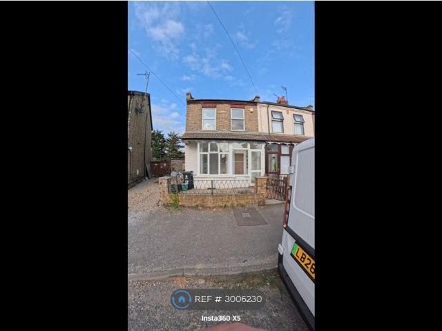 Oxford Crescent, Clacton On Sea CO15, 3 bed end terrace house to rent, £1,350 pcm | PrimeLocation