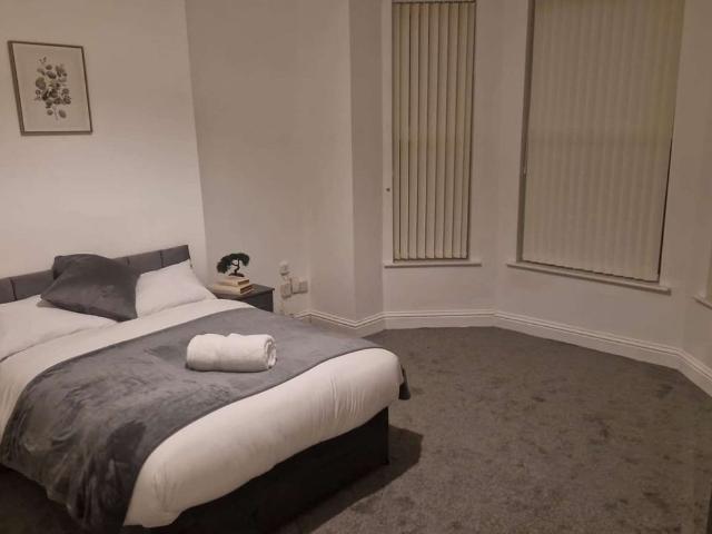 Oxford Avenue Room 1