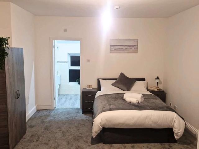 Oxford Avenue Room 1